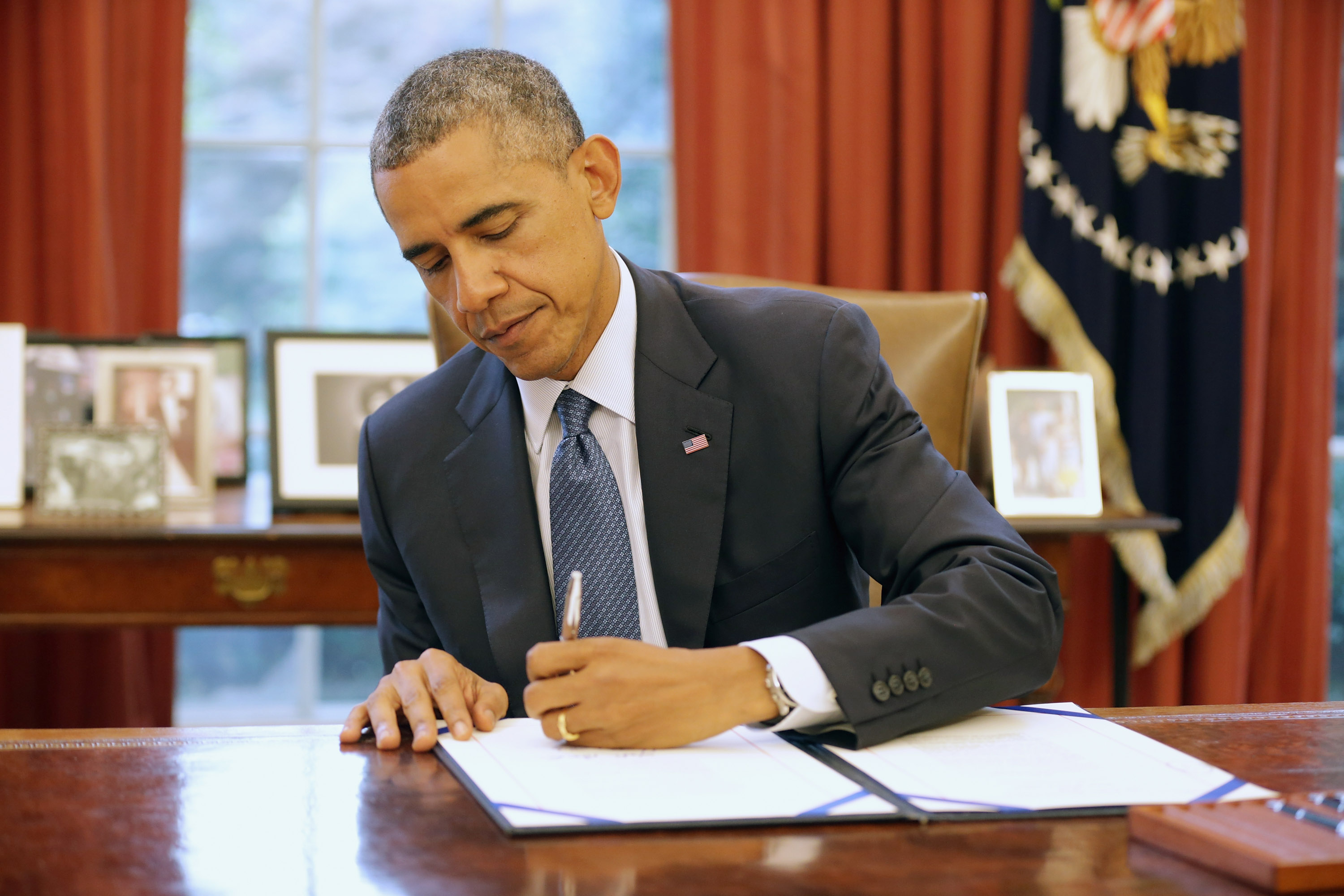 Obama signs bill "unlocking" cell phones | wtsp.com