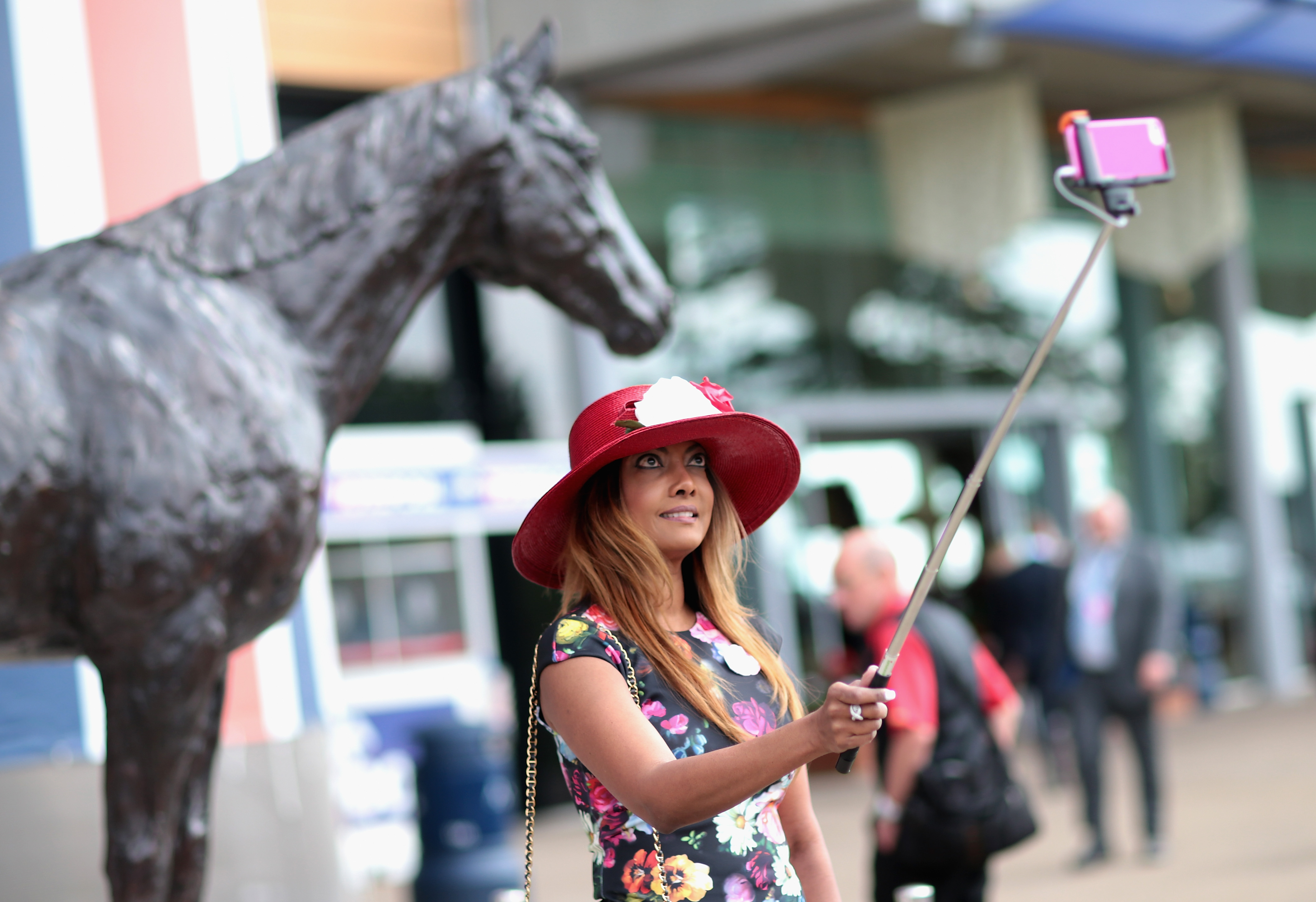 Selfish selfie stops Disneyland roller-coaster in its tracks | wtsp.com
