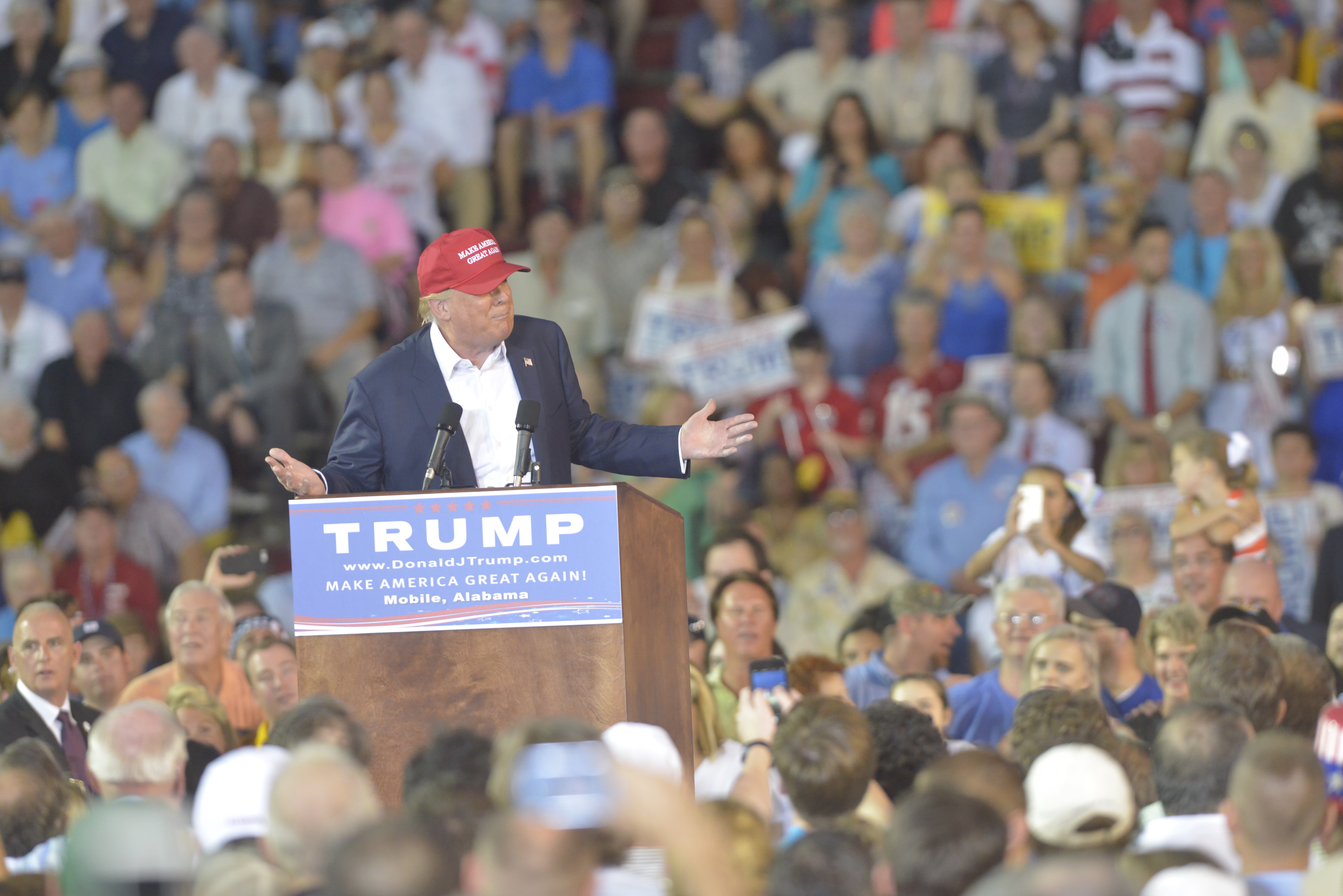 Trump draws huge crowd for speech at Alabama stadium | wtsp.com