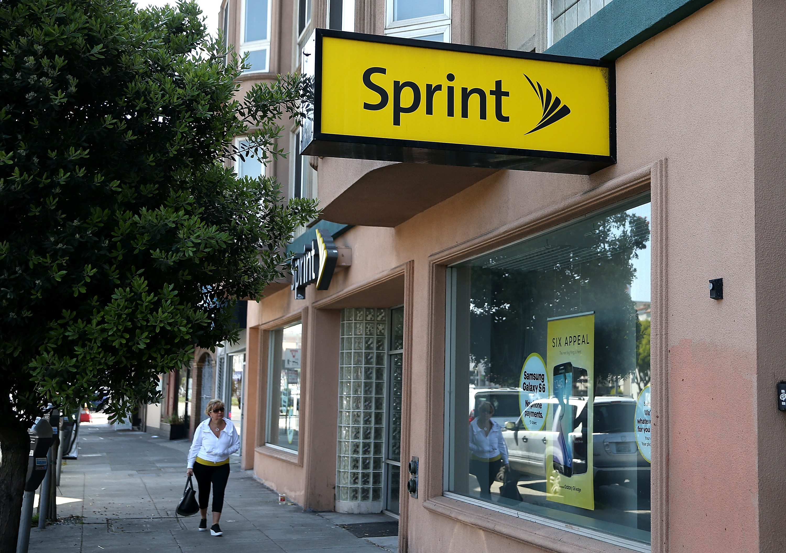 Sprint courts AT&T's DirecTV subscribers | wtsp.com