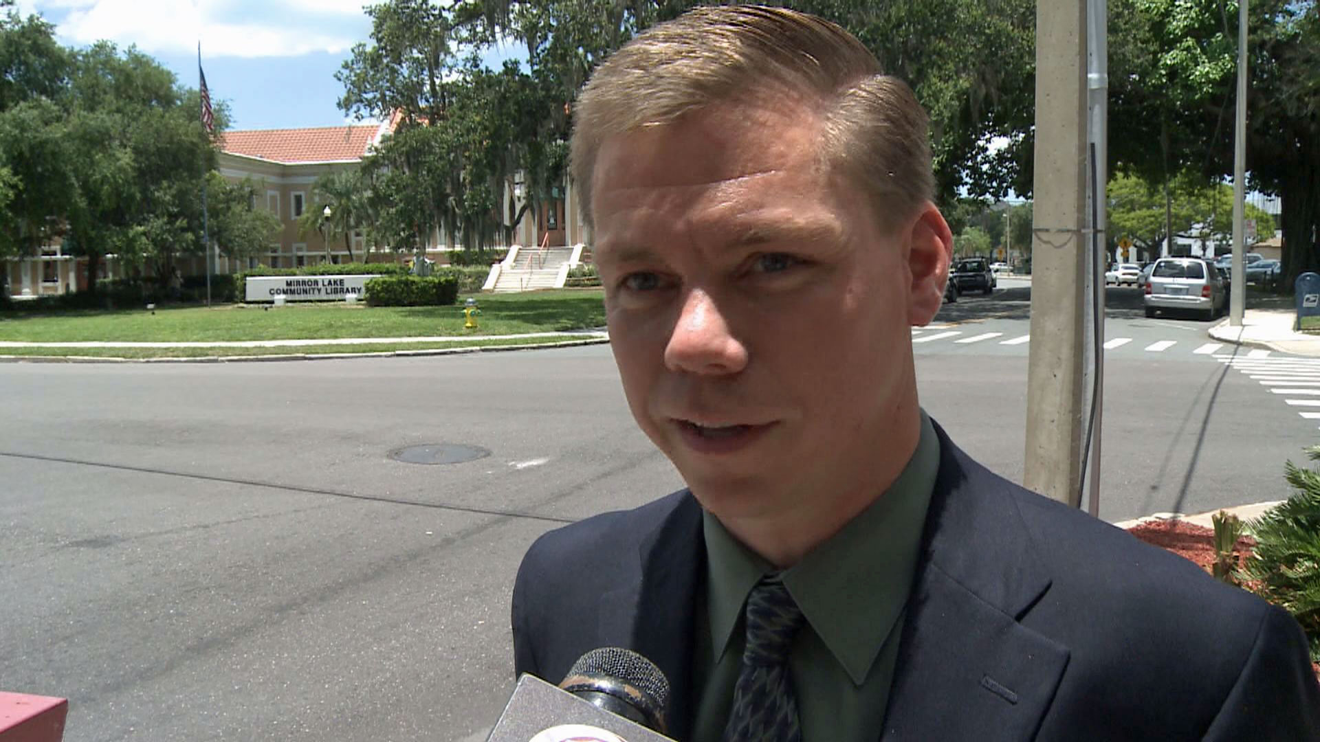 Lawyer gives homeless a cash handout | wtsp.com