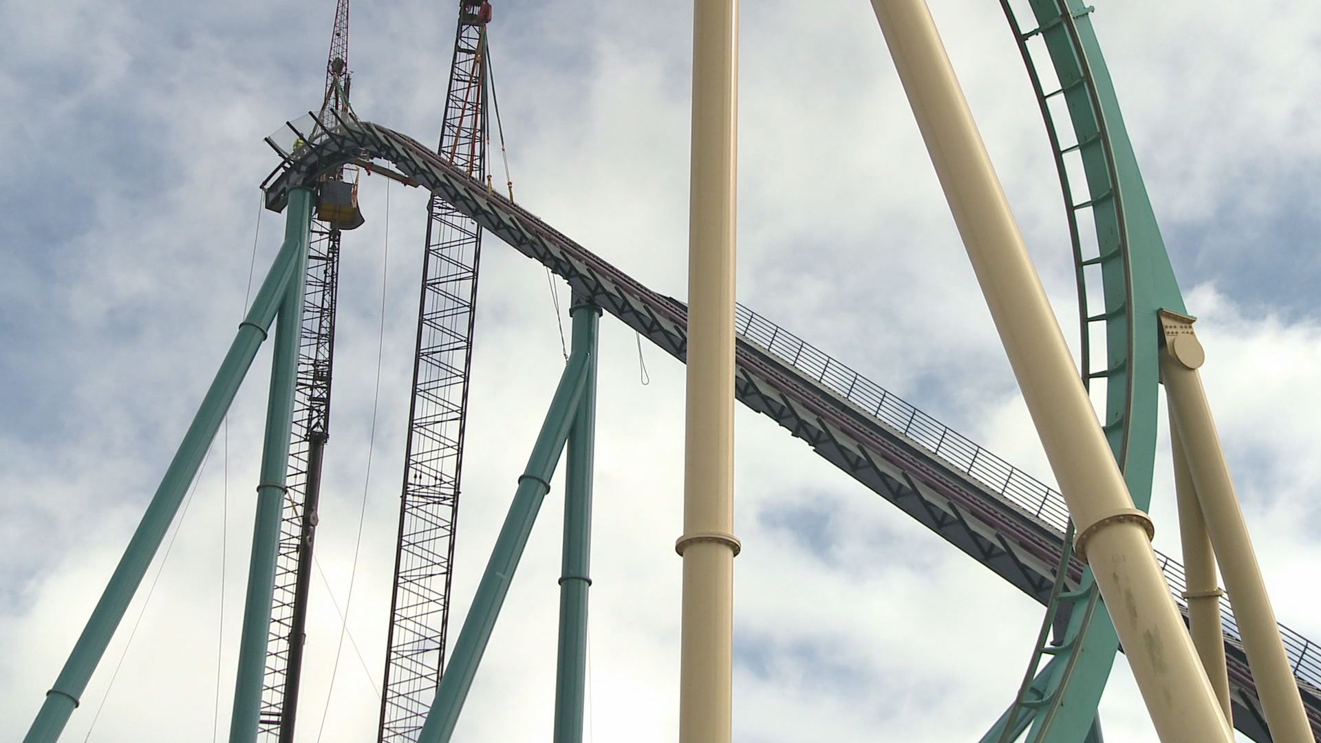 Tallest point of Mako coaster installed in Orlando | wtsp.com