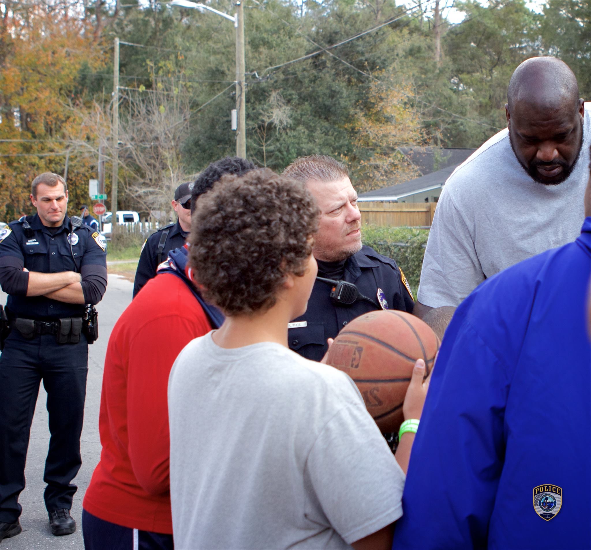 Shaq surprises Gainesville officer who played basketball in viral video ...
