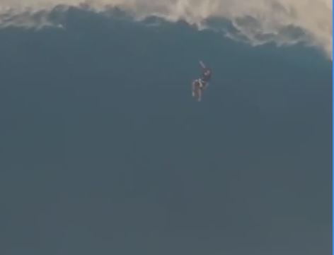 Surfer free-falls 40 feet in jaw-dropping wipeout | wtsp.com