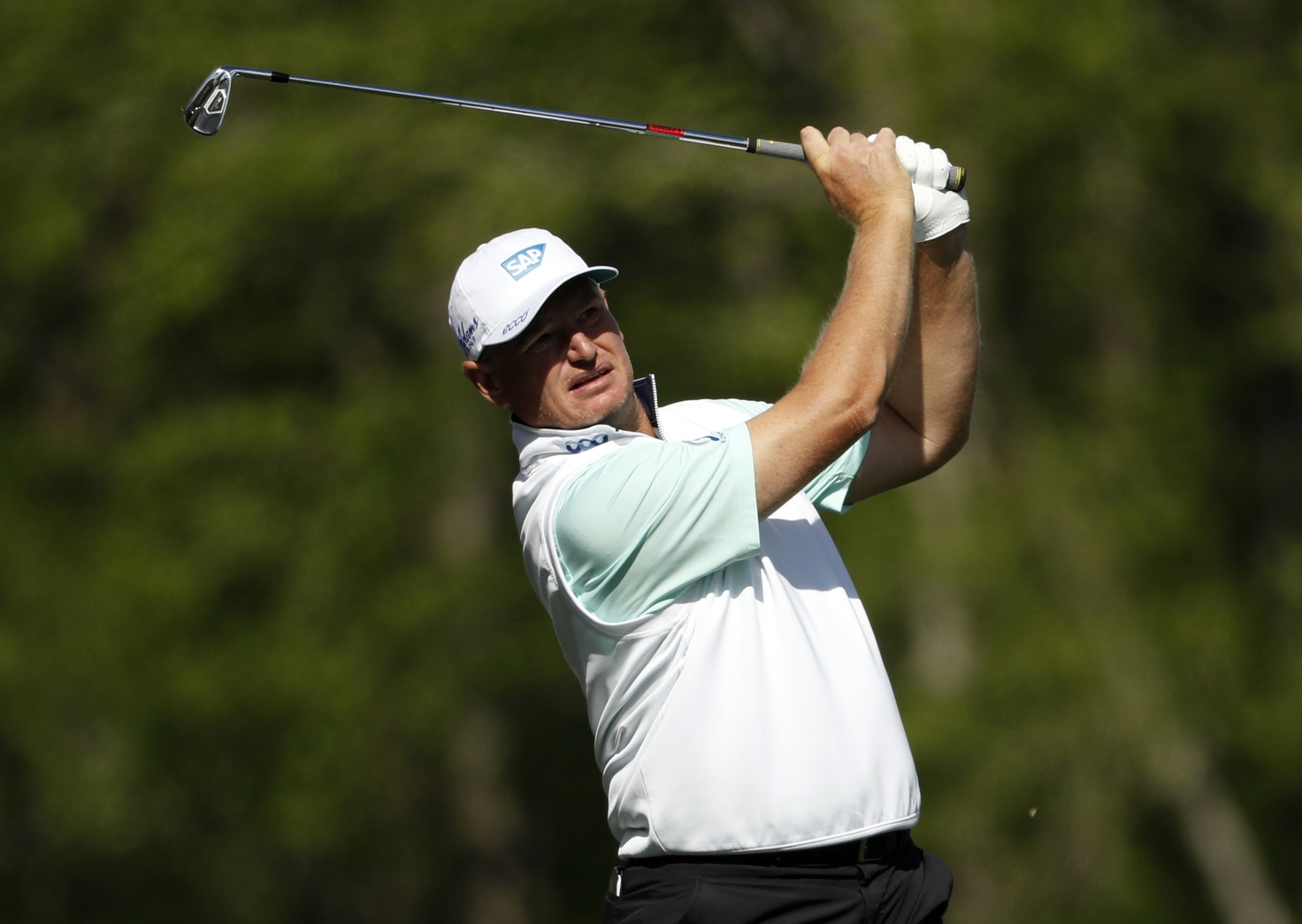 Els hits fan, three-putts on No. 1 in Masters second round | wtsp.com