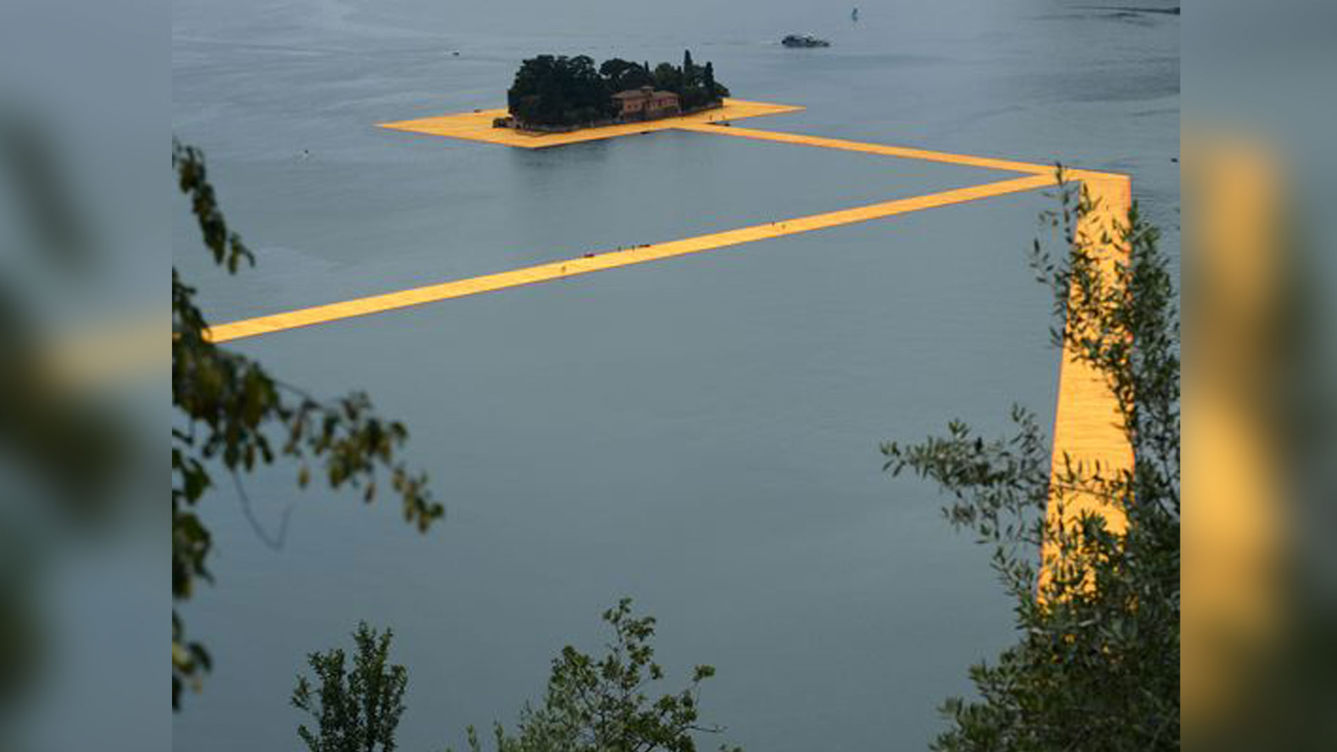 'Floating Piers' art installation makes walking on water possible ...