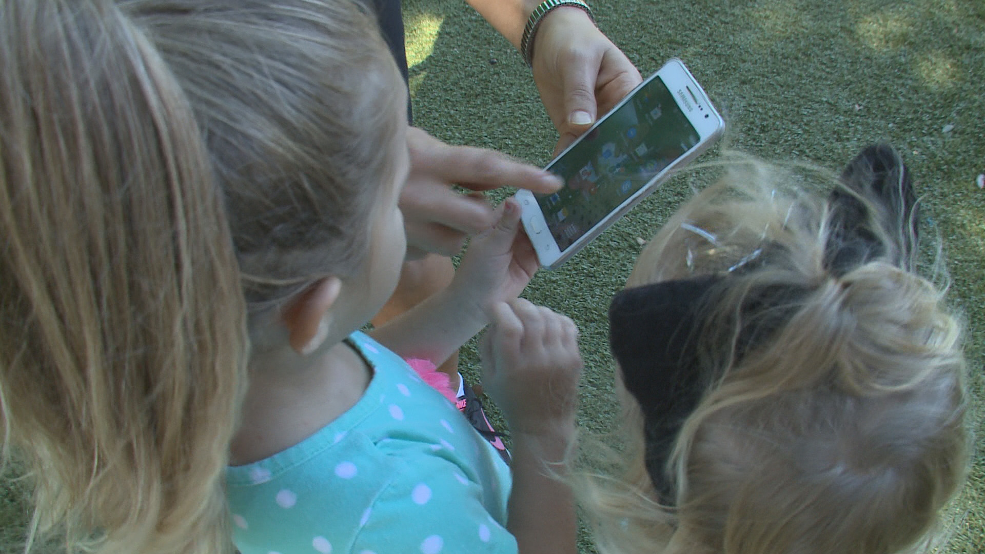 Parents debate age young kids should use smartphones | wtsp.com