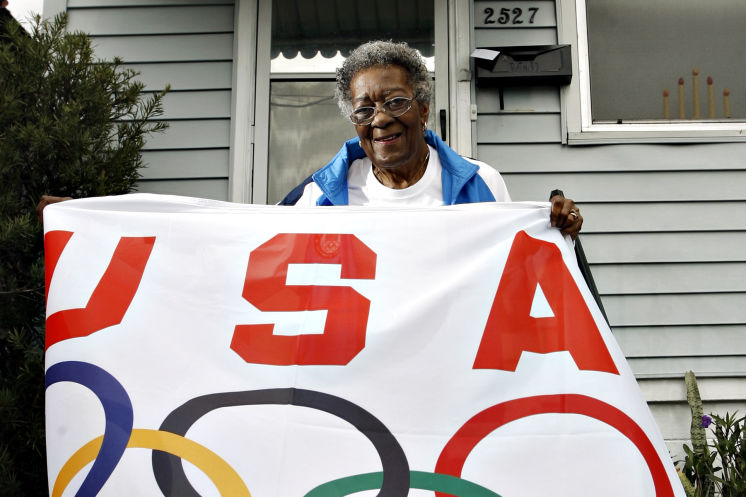 Groundbreaking Olympian Manuel dies at 90 in Tampa | wtsp.com