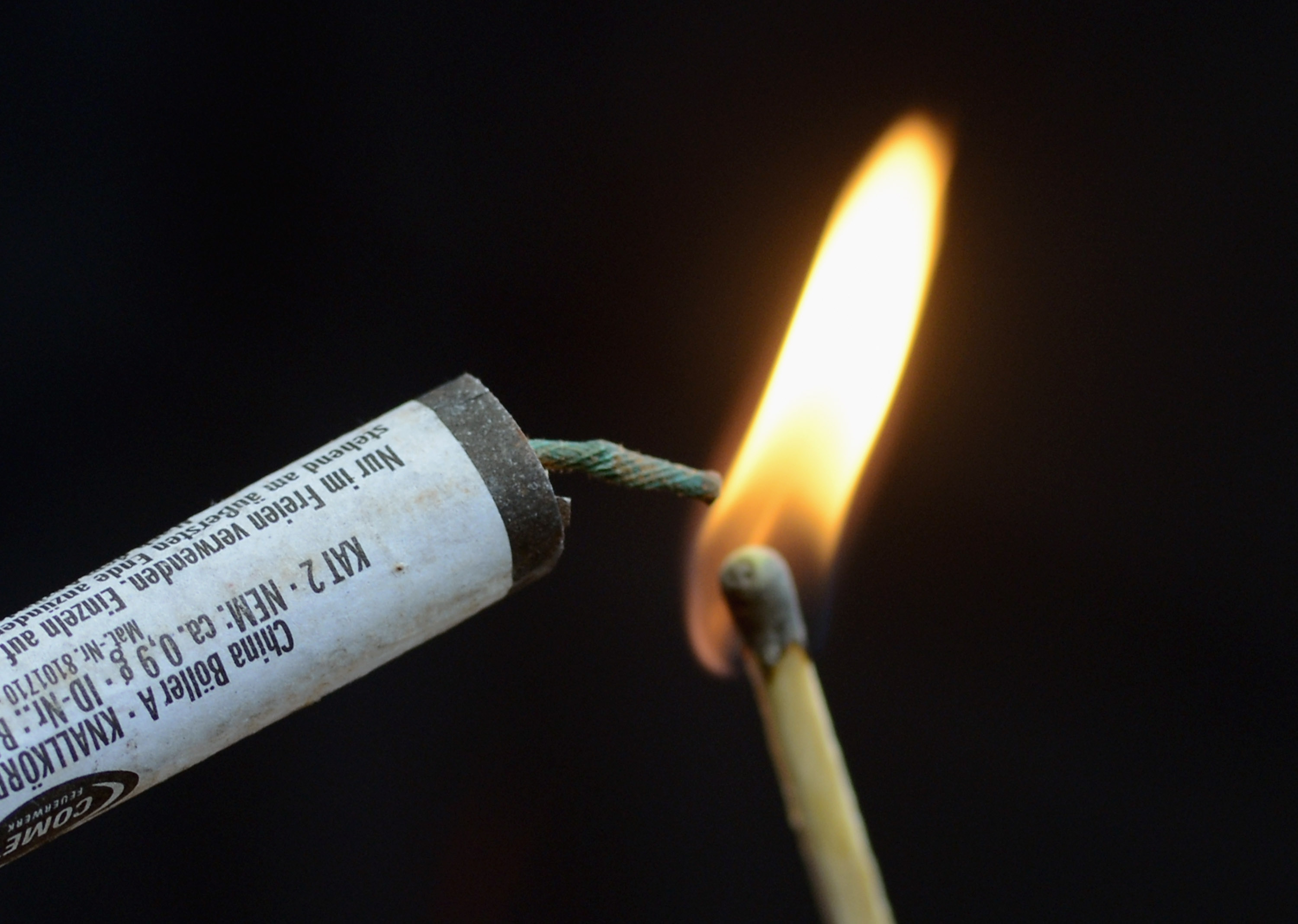 Fla. man suffers serious hand injury while holding firework | wtsp.com